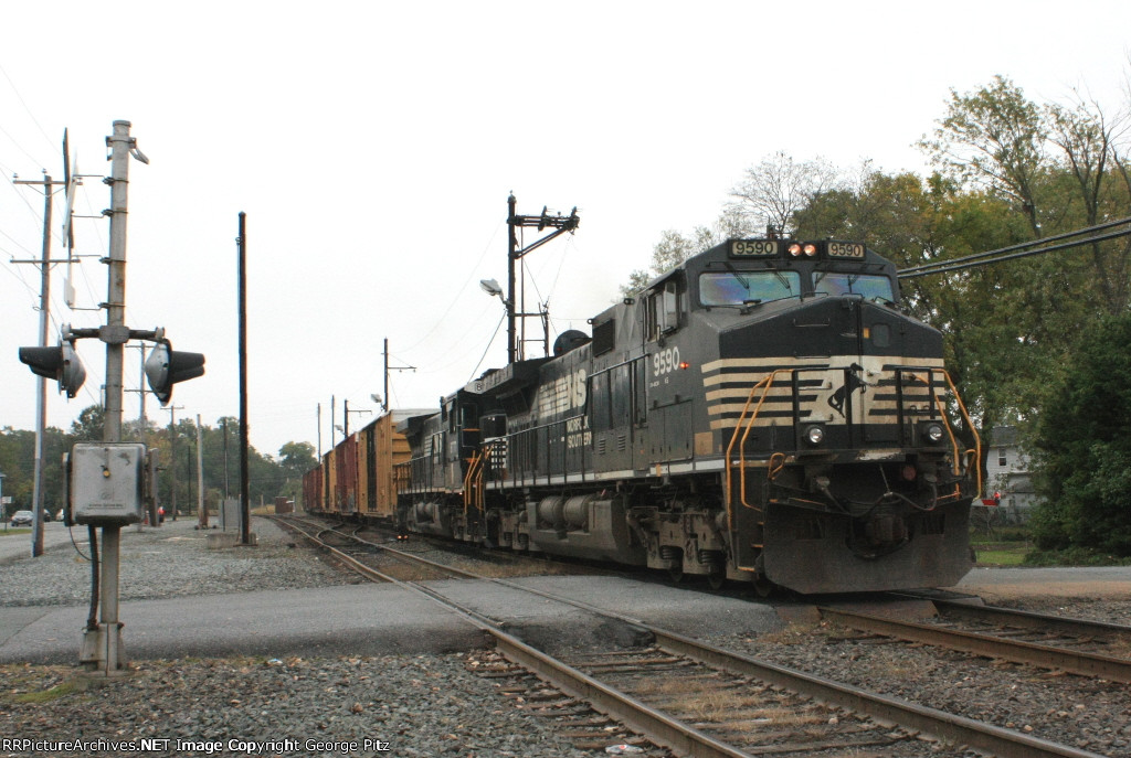 NS 9590 and train 33A